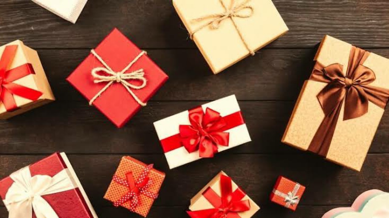 7 Creative Ways To Surprise Your Parents On Their Anniversary - SuccessYeti