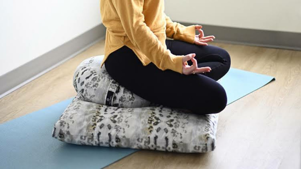 4 Advantages Of Meditating With A Meditation Cushion - SuccessYeti